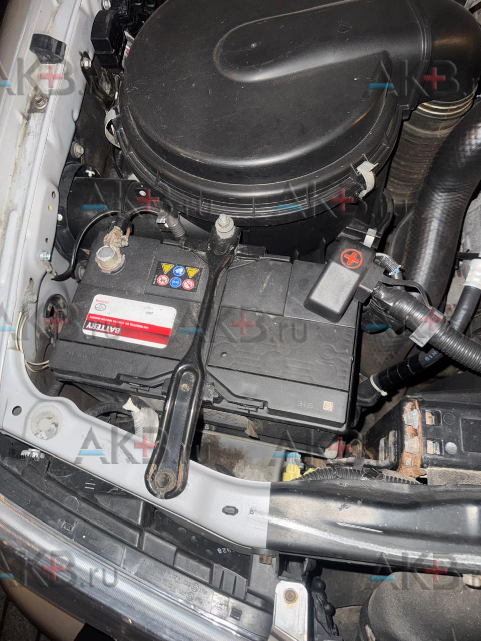 Замена аккумулятора на Toyota Land Cruiser 100 Series Рестайлинг 2 2005 - 2007 105 4.2d (131 л.с ...